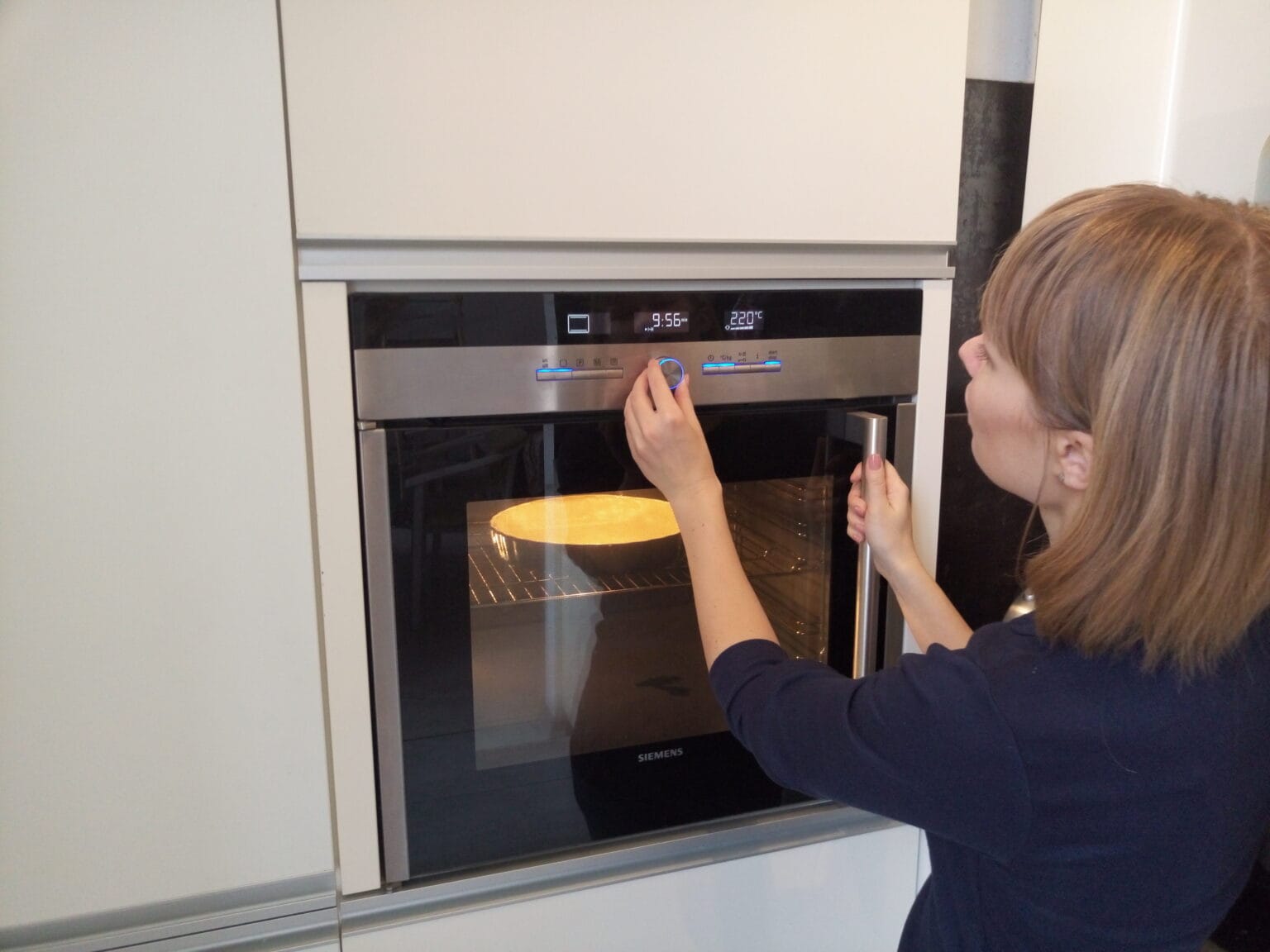 How to Bake in the Oven | YellowMixer.com Baking Blog